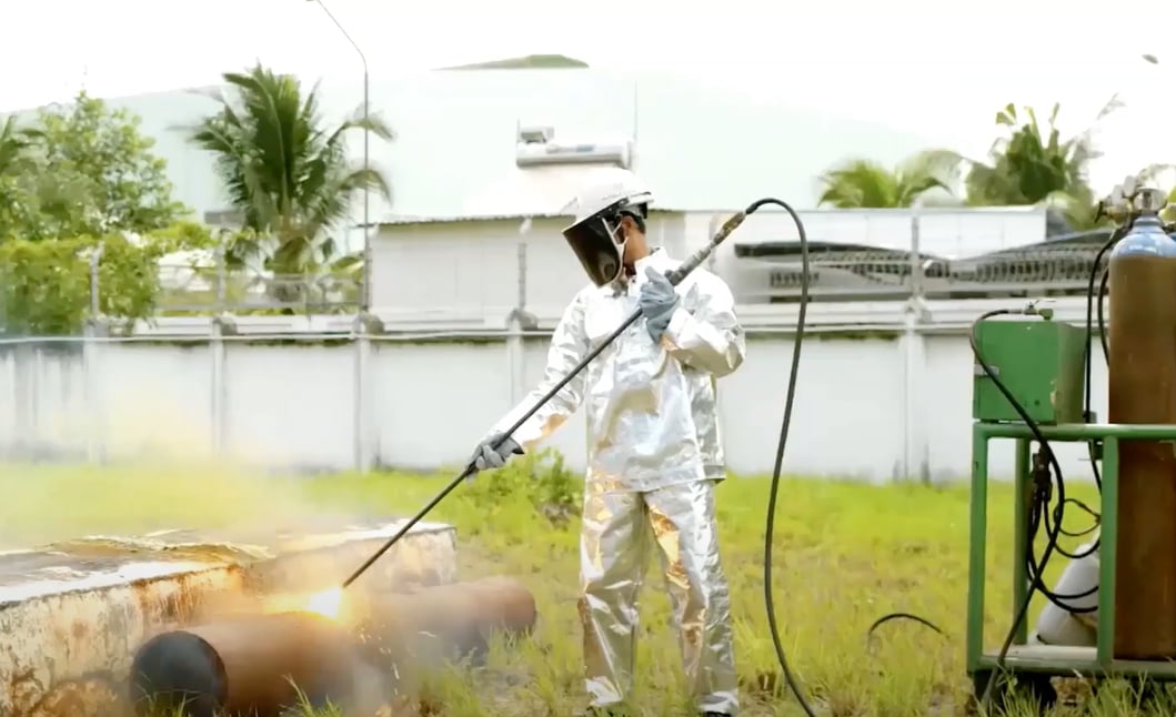 Oxyacetylene Torch Usage In Thermic Lance Cutting
